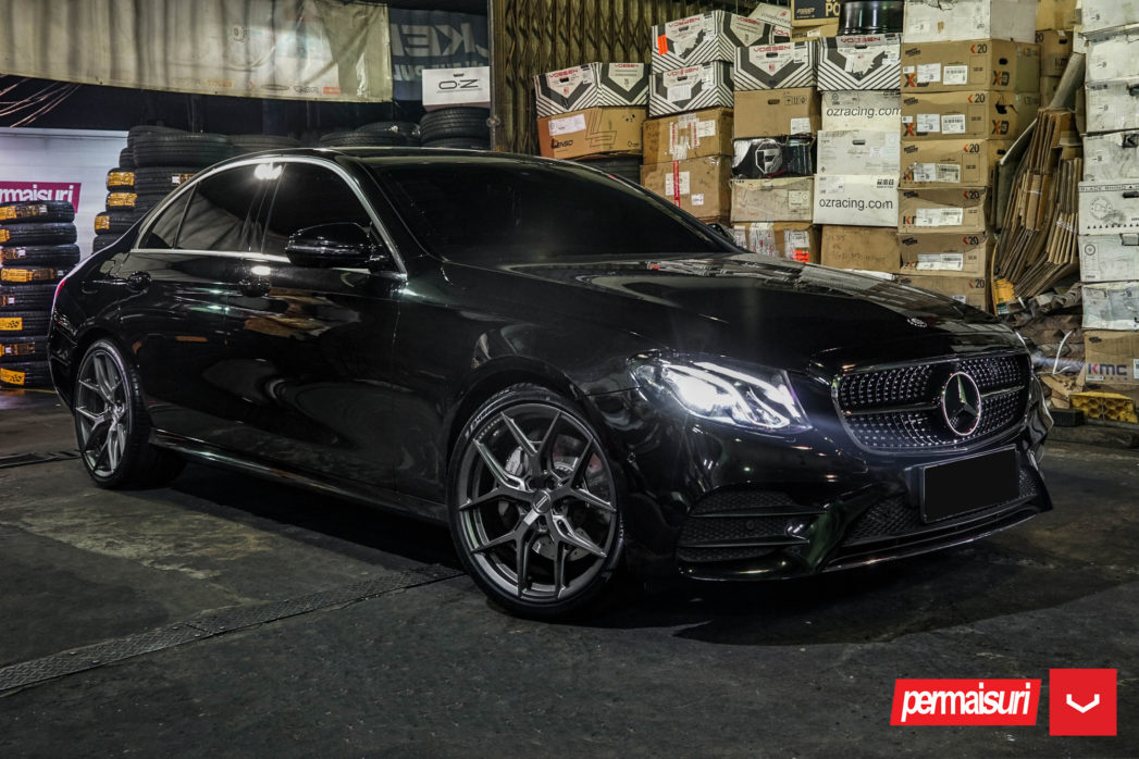 MERCEDES E300 - HYBRID FORGED SERIES: HF-5 - Vossen Wheels