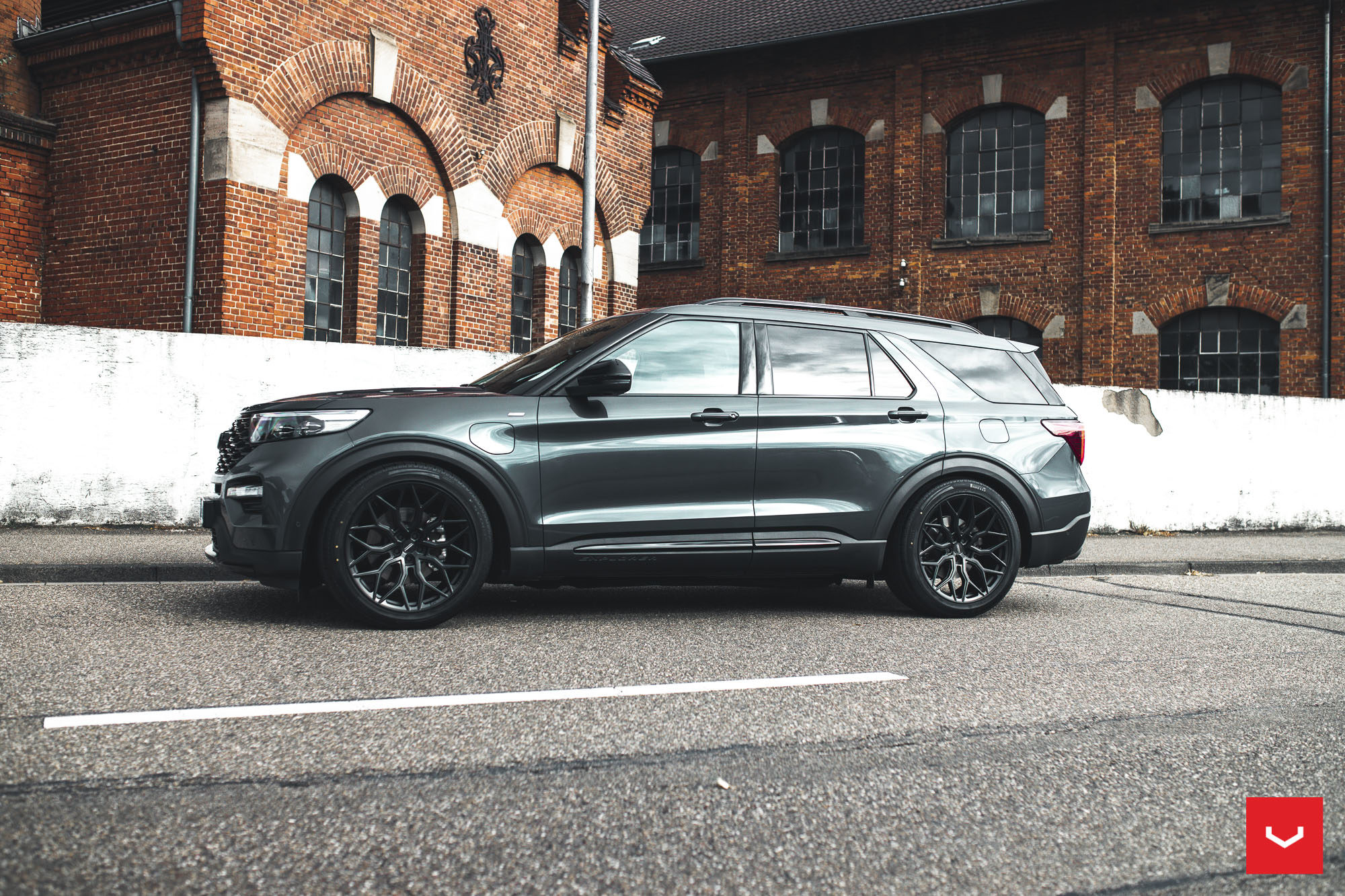 FORD EXPLORER - HYBRID FORGED SERIES: HF-2 - Vossen Wheels