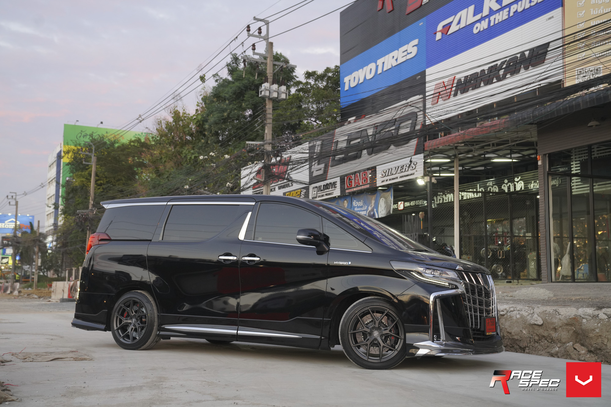 TOYOTA ALPHARD - HYBRID FORGED SERIES: HF-5 - Vossen Wheels