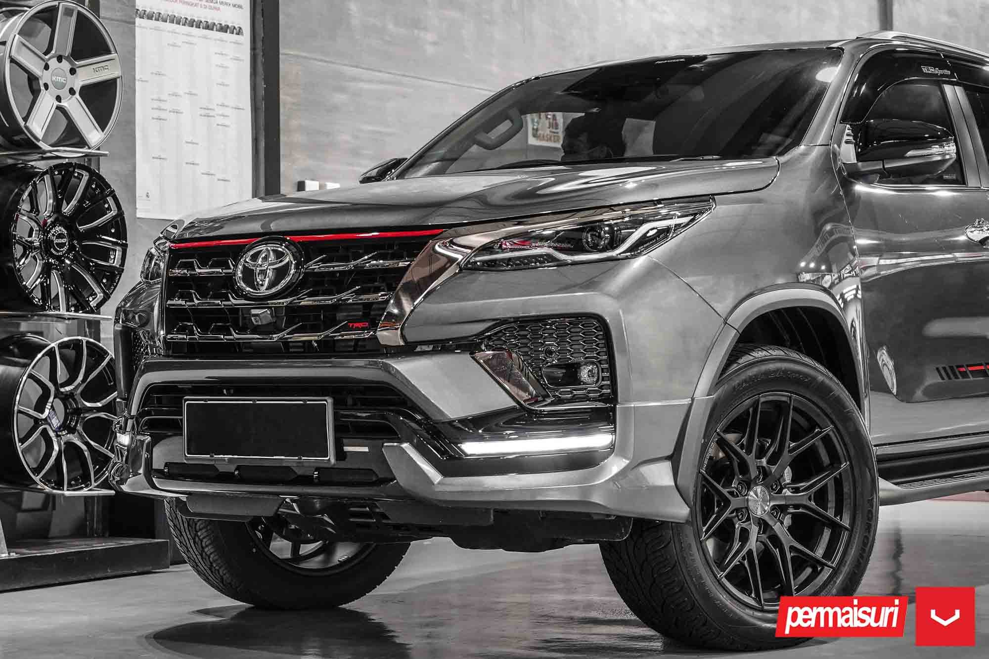 TOYOTA FORTUNER TRD SPORTIVO - HYBRID FORGED SERIES: HF6-4 - Vossen Wheels