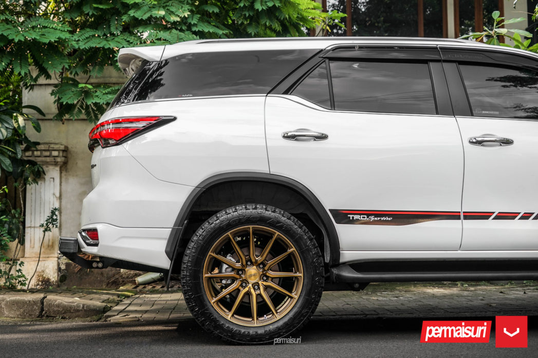 TOYOTA FORTUNER GENERASI II - HYBRID FORGED SERIES: HF6-1 - Vossen Wheels