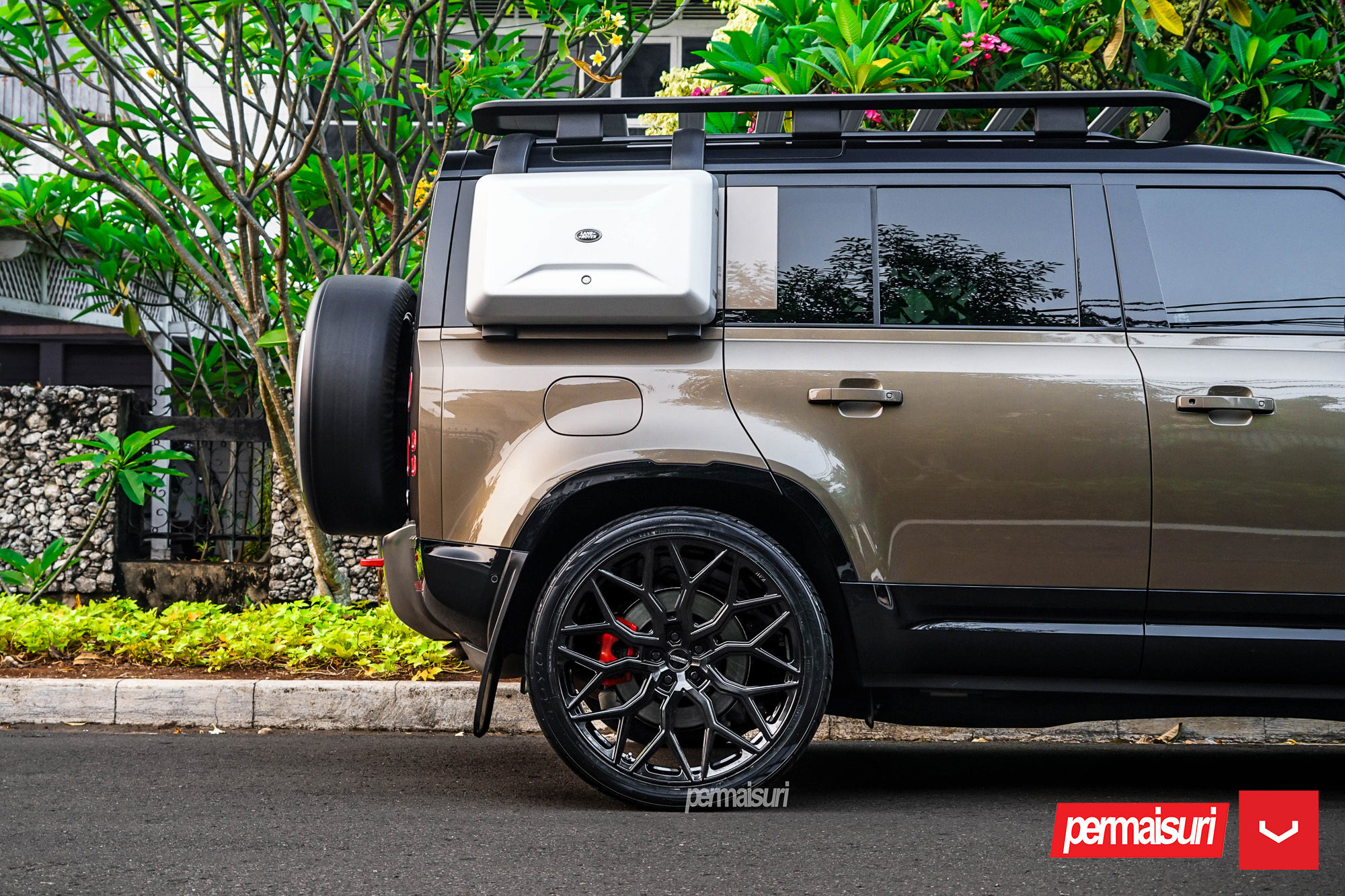 LAND ROVER DEFENDER 110 - HYBRID FORGED SERIES: HF-2 - Vossen Wheels