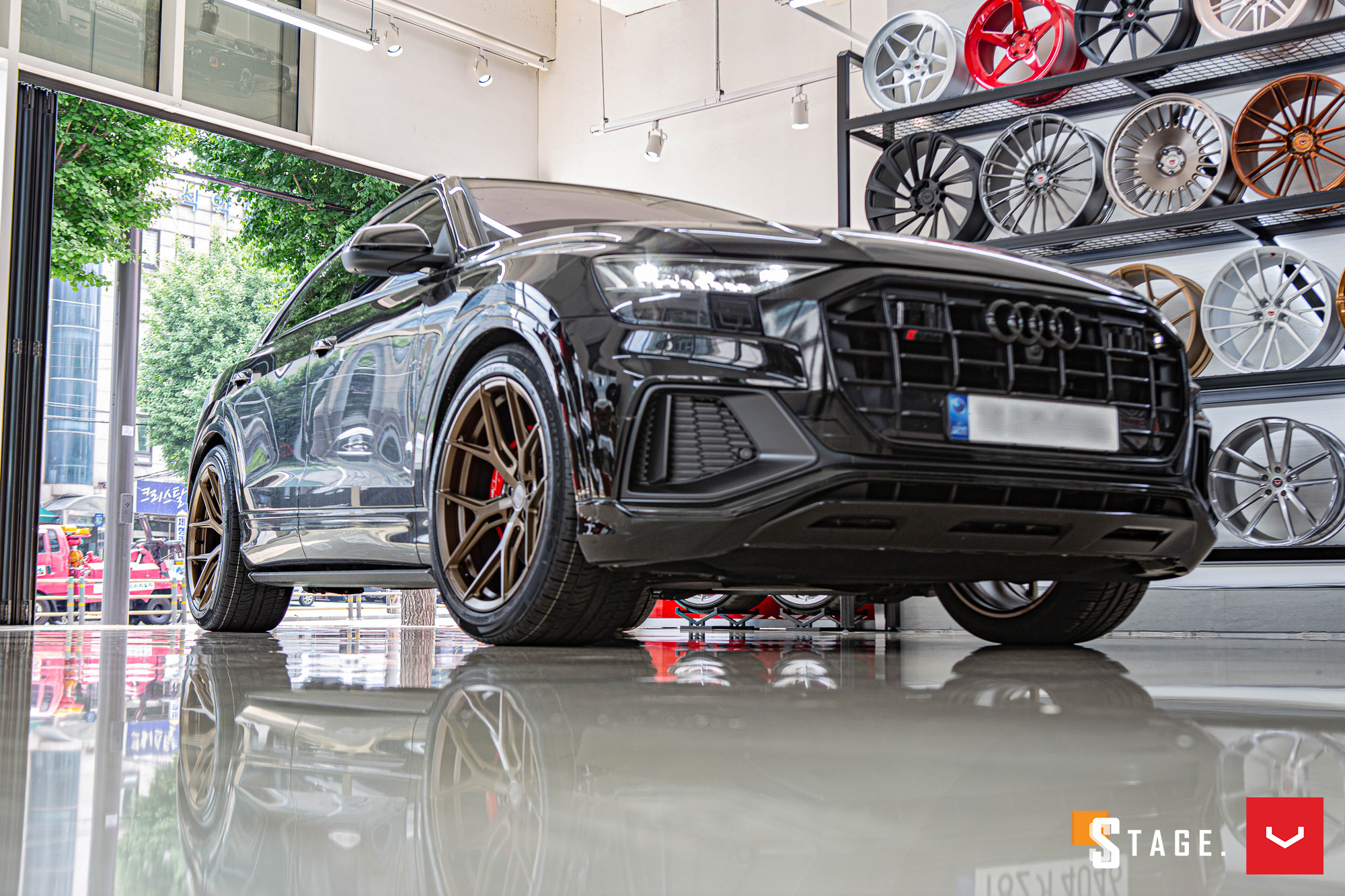 AUDI RSQ8 - HYBRID FORGED SERIES: HF-5 - Vossen Wheels
