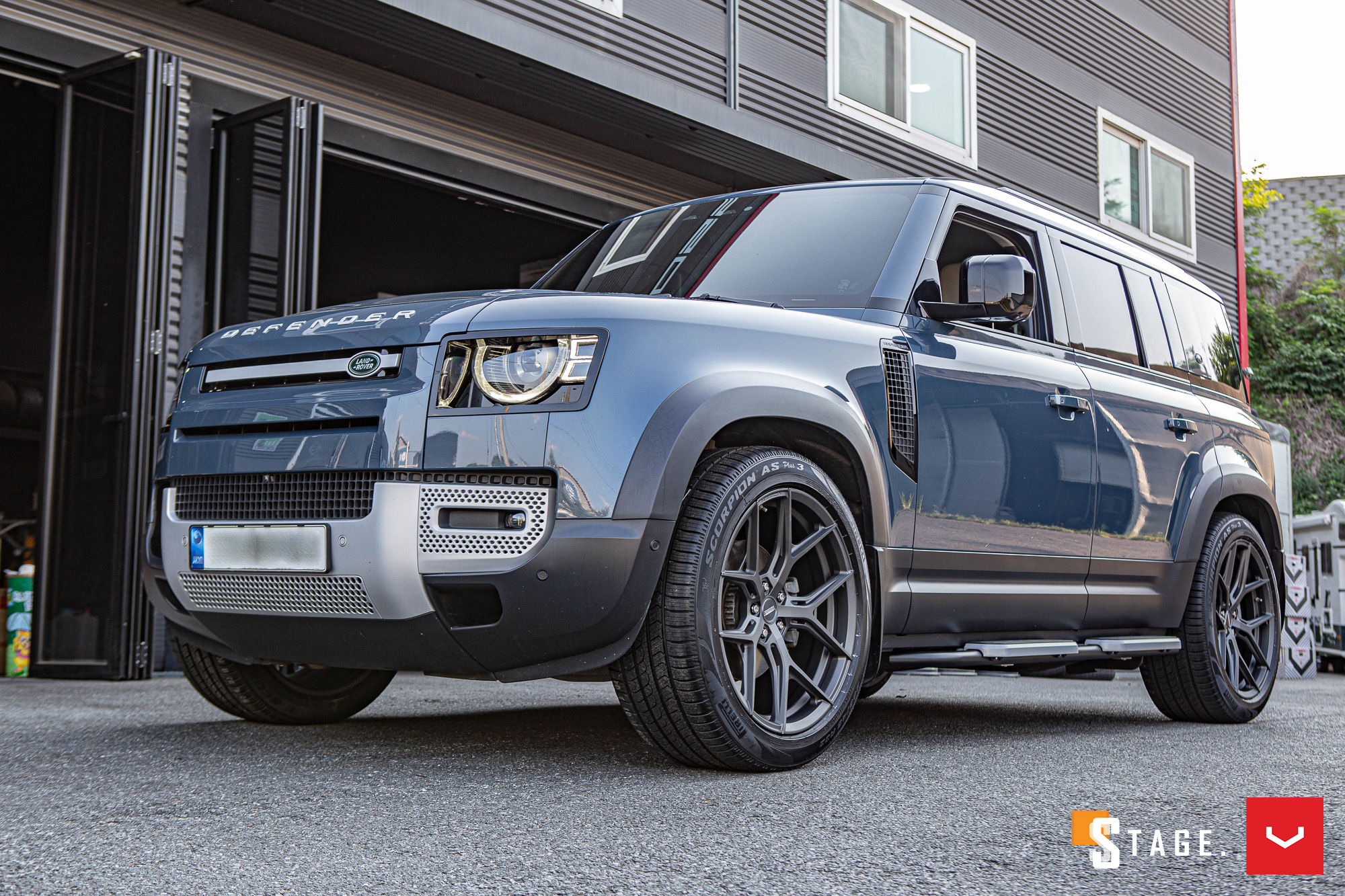 LAND ROVER DEFENDER - HYBRID FORGED SERIES: HF-5 - Vossen Wheels