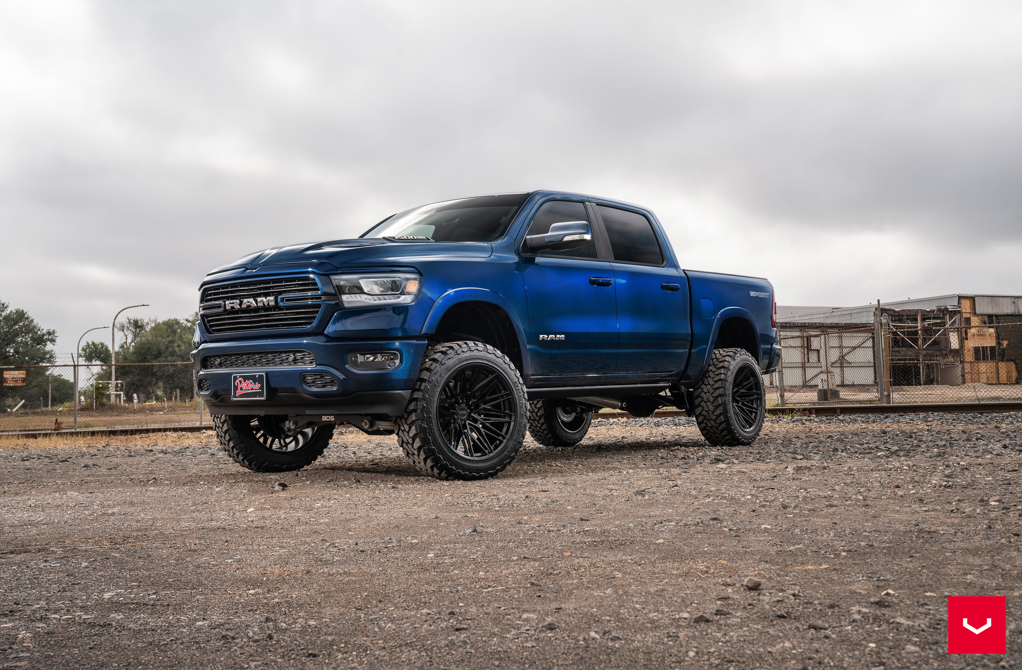 RAM LARAMIE 4X4 - HYBRID FORGED SERIES: HF6-5 (ULTRA DEEP) - Vossen Wheels