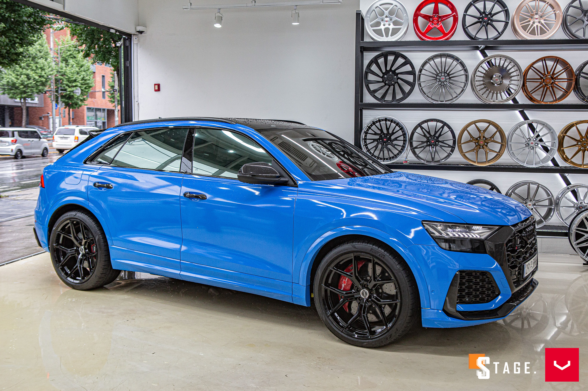 AUDI RSQ8 - HYBRID FORGED SERIES: HF-5 - Vossen Wheels