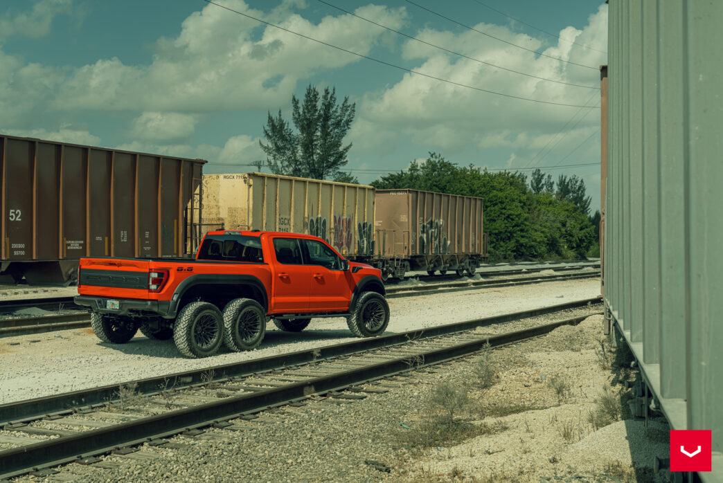 FORD RAPTOR 6X6 - HYBRID FORGED SERIES: HF6-5 (ULTRA DEEP) - Vossen Wheels