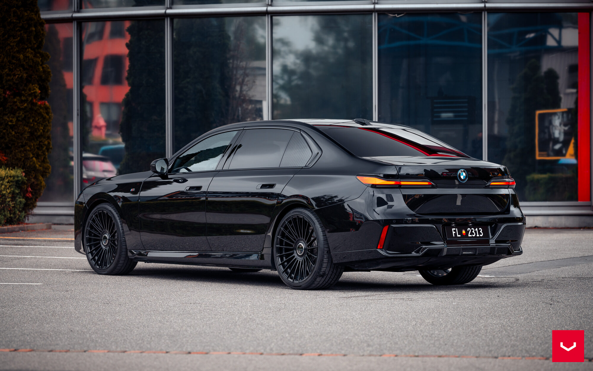 BMW I7 G70 - HYBRID FORGED SERIES: HF-8 - Vossen Wheels