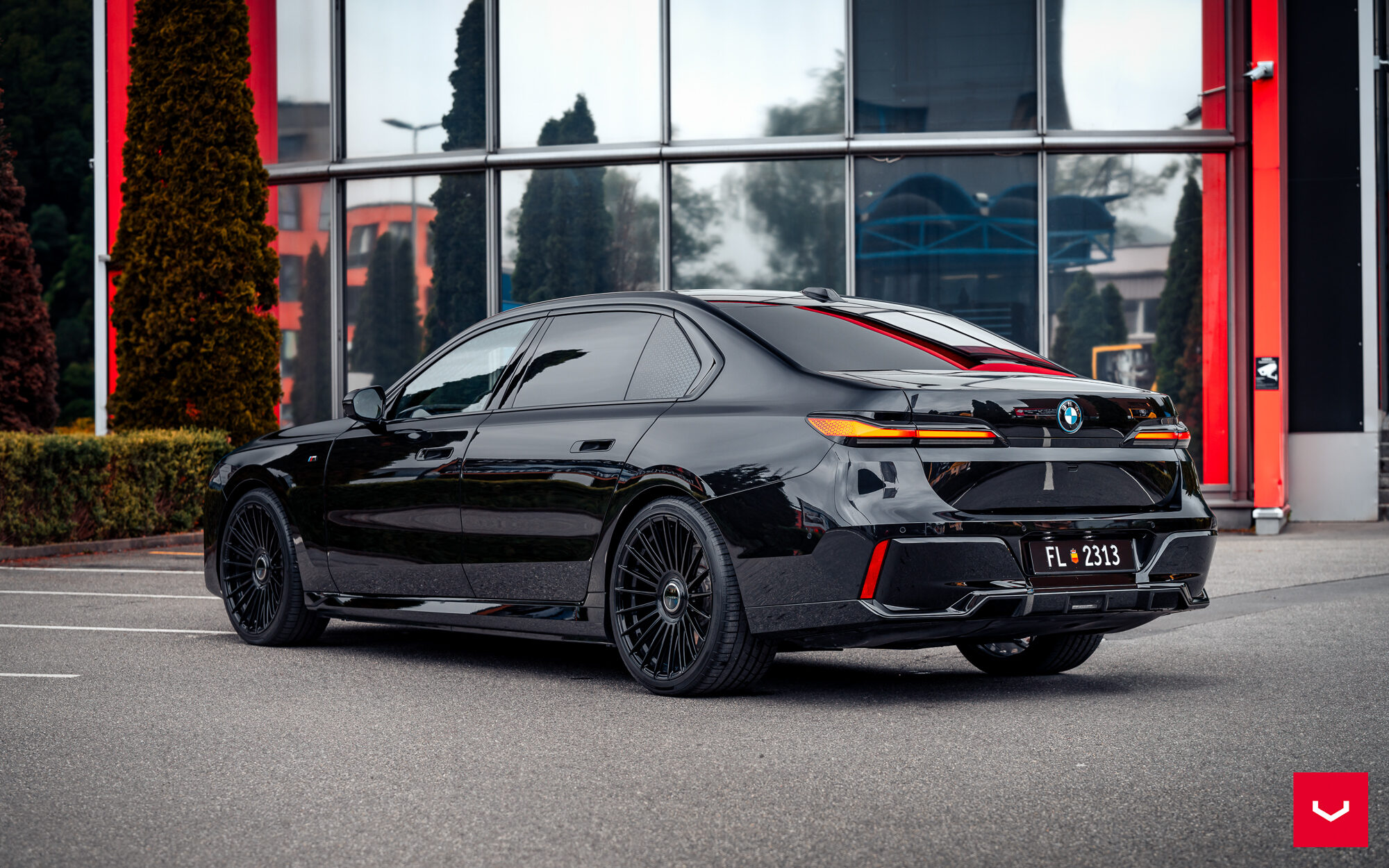 BMW I7 G70 - HYBRID FORGED SERIES: HF-8 - Vossen Wheels