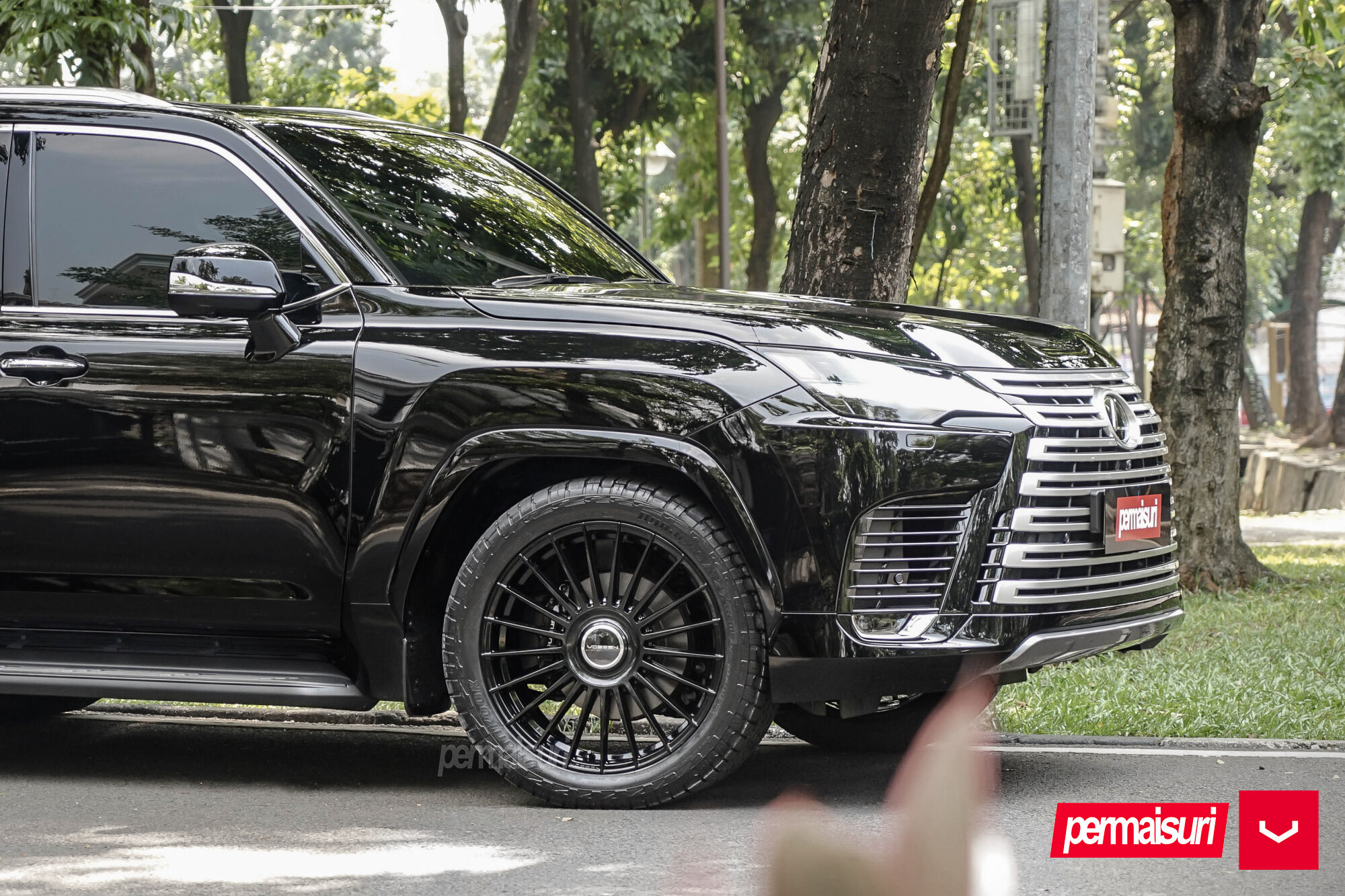 LEXUS LX600 - HYBRID FORGED SERIES: HF-8 - Vossen Wheels