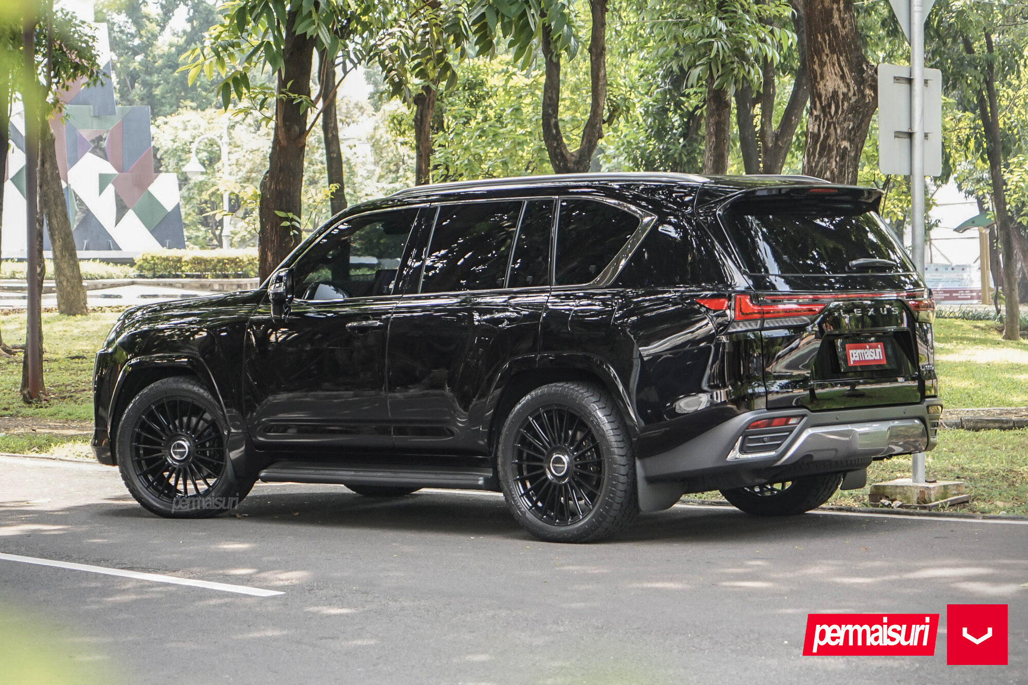 LEXUS LX600 - HYBRID FORGED SERIES: HF-8 - Vossen Wheels