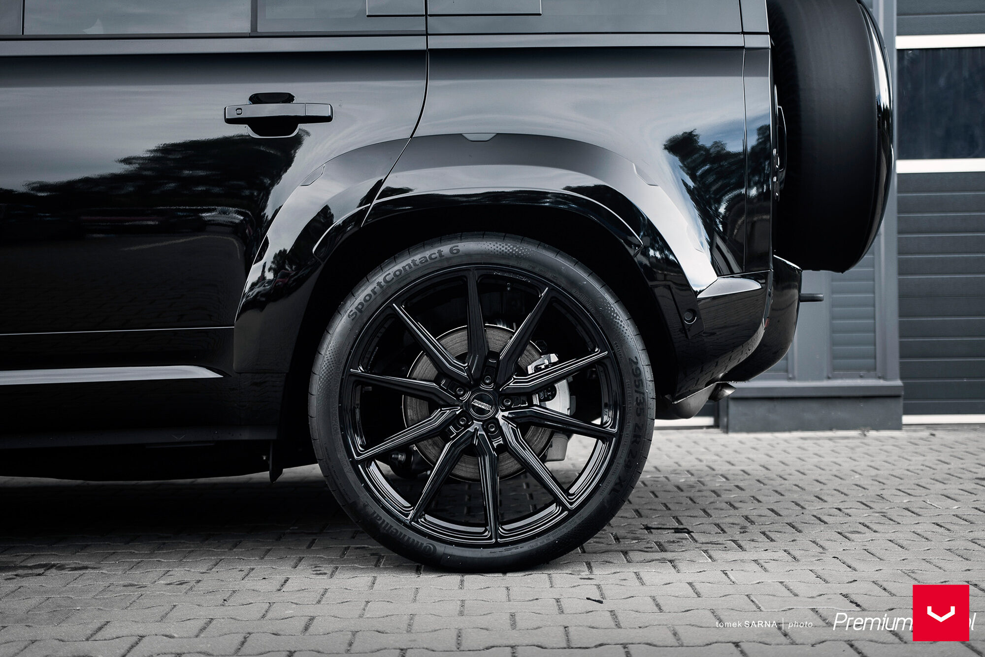 LAND ROVER DEFENDER 110 - HYBRID FORGED SERIES: HF-3 - Vossen Wheels