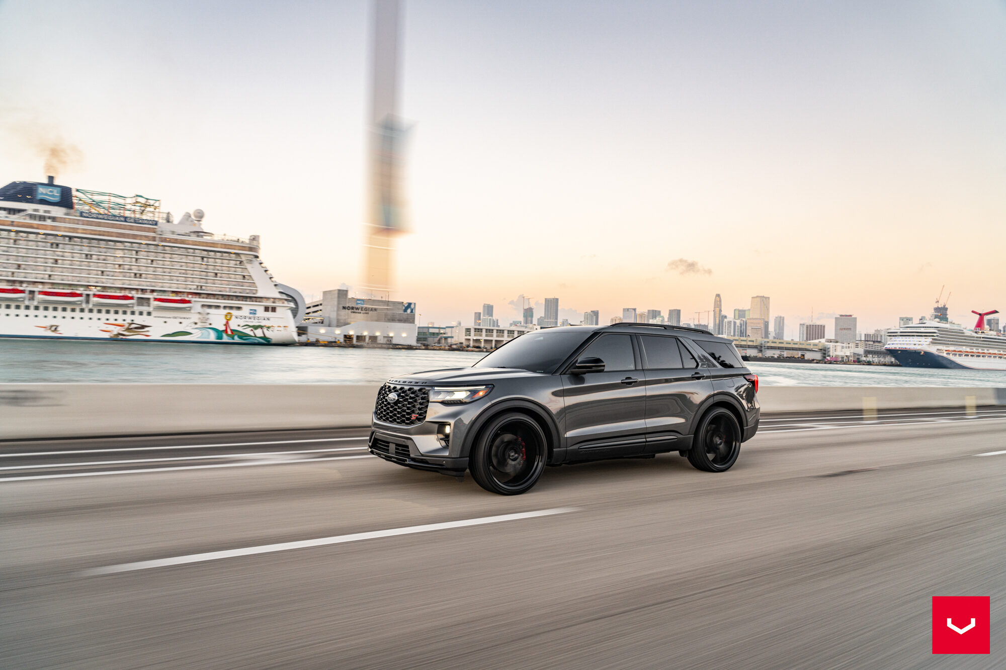 Ford Explorer ST - HFX Series: HFX-4 (5-Lug) - Vossen Wheels